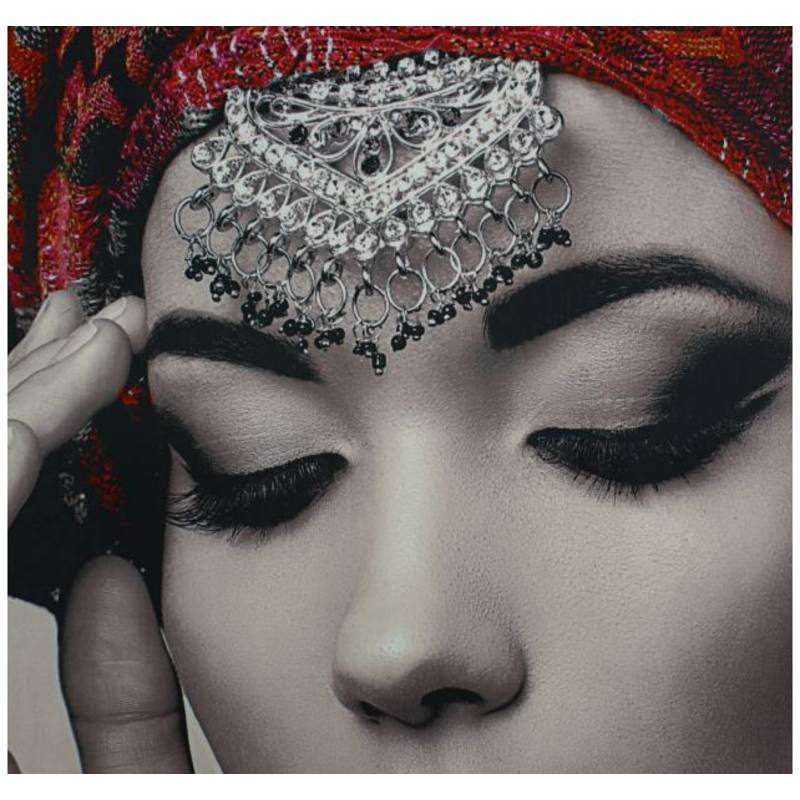 LADY HENNA PAINTING